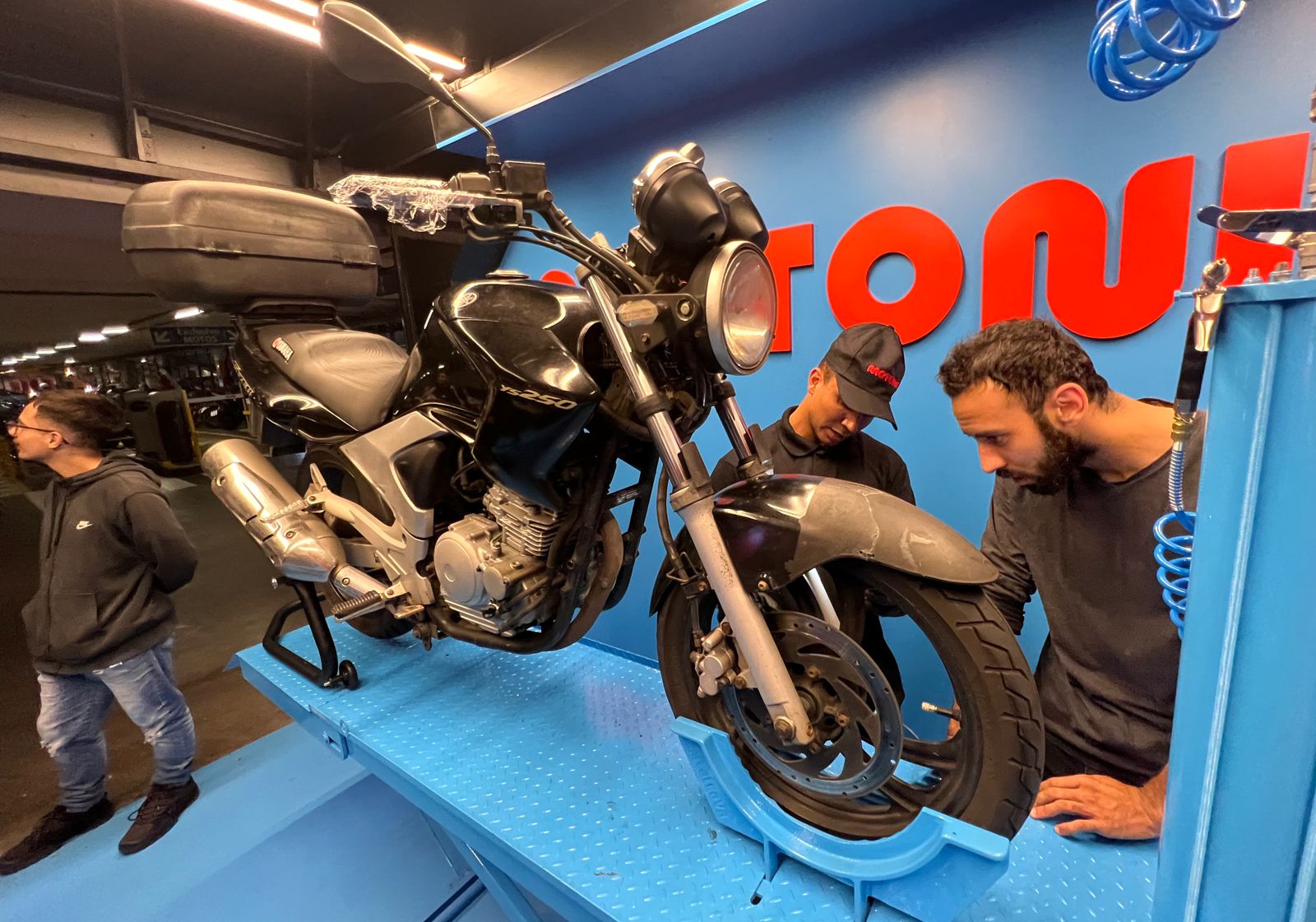 Motonic inaugura loja em shopping e faz troca de óleo a 1 real